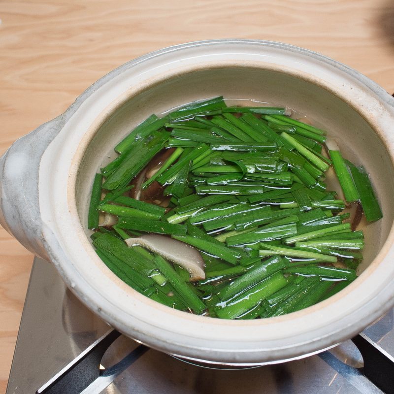 Egg-topped Garlic Chives & Shiitake – Happy Donabe Life